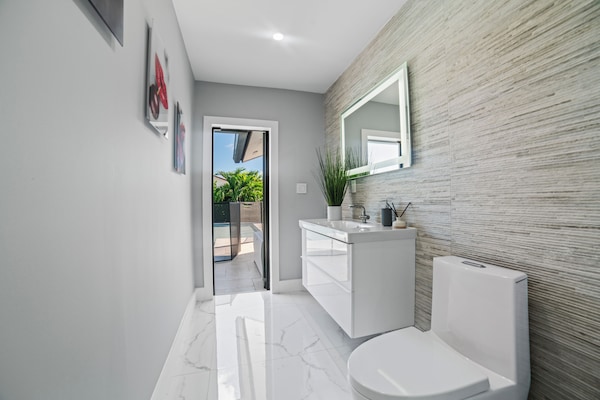 You'll Be Captivated By The Stunning 28 X 40 Custom Heated Pool With Jacuzzi - Pinecrest, FL