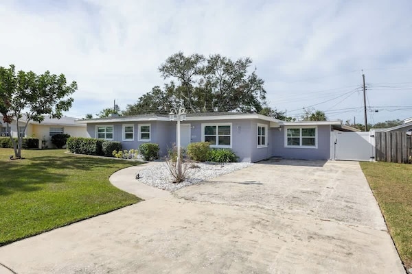 Adorable Largo Cottage Family-friendly With Heated Pool, Games & Lanai 10 Mi - Largo, FL