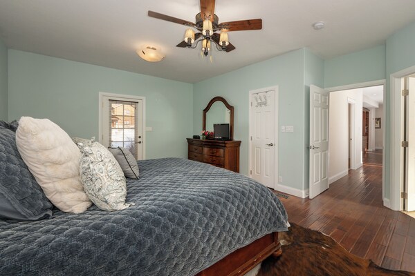6 Bdr + Bonus Room, 12 Bds, Hot Tub, Cinema, Skiing, Golf! - Granby, CO