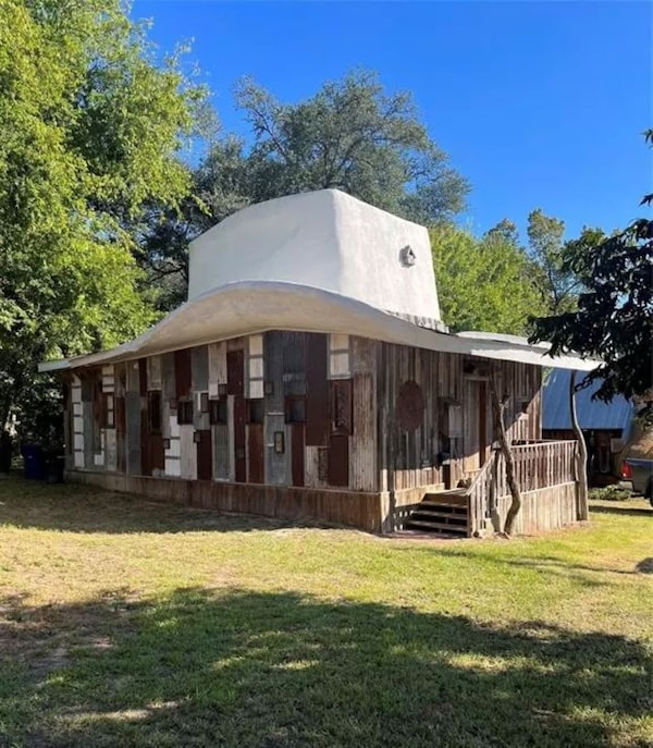 The World-famous Cowboy Hat House - Sam HOUSTON,Huntsville