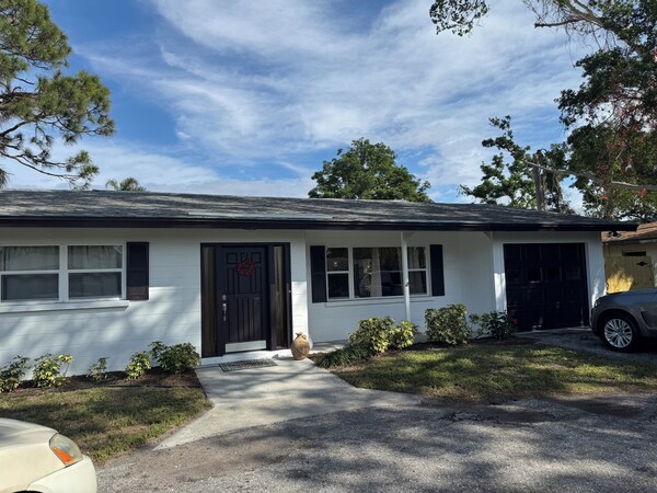 Newly Renovated 2-bedroom W/pool, Garage And A Just A Bike Ride To Siesta Key! - Siesta Key, FL