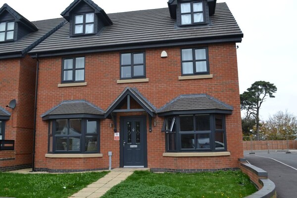 Fort Hse 6 Big Bedrooms 8 Beds - Nec, Jlr, M6, M42\n\n - Worcestershire