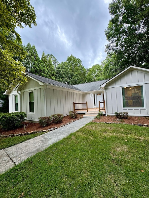 Spacious 5-bedroom House Near Braves Stadium Sleeps15 - Kennesaw, GA