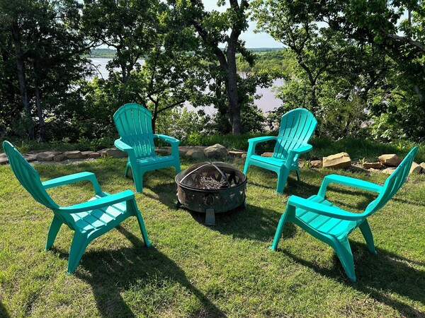 Large Porch Offers Beautiful Views Of The Lake. Enjoy Unique Interior Design! - Oklahoma