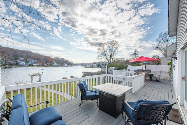 Lake Front Home W/dock, Kayak, Canoe Right On Lake Hopatcong W/ac Wifi Huge Deck - Lake Hopatcong, NJ