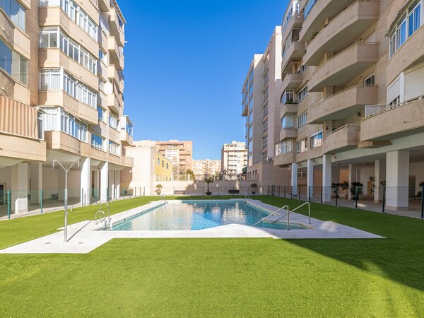 H2m Teatinos Pool & Terrace - Málaga