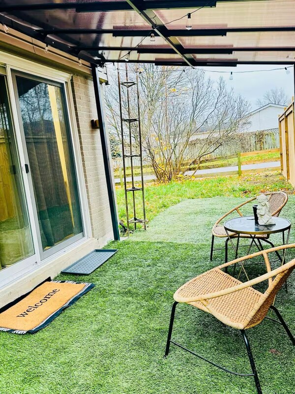 Pet Friendly Private Backyard Garden Studio - Ajax