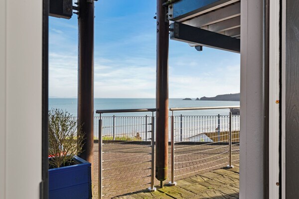 The Chandlery - Panoramic Sea Views, With Parking - Tenby
