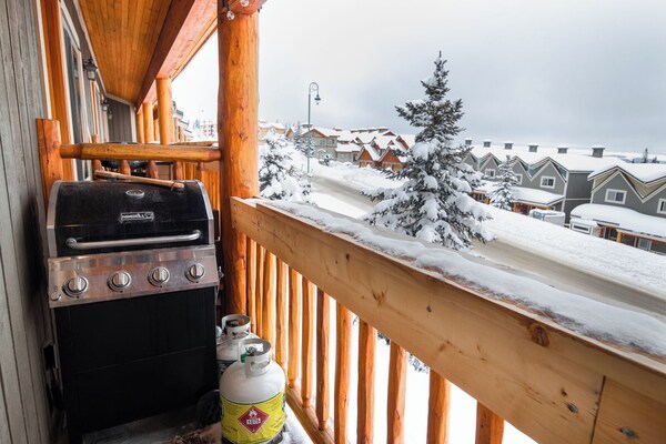 Ski-in And Hot Tub @ Happy Days - Big White Ski Resort, BC