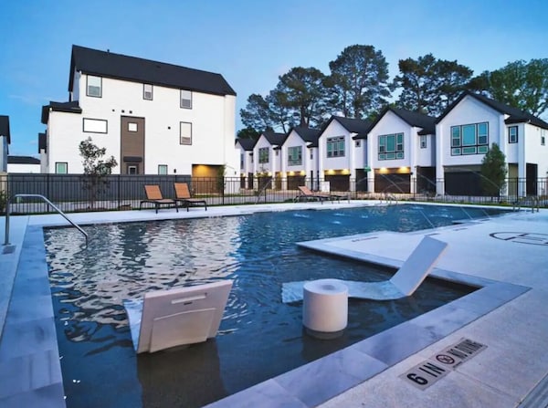 Modern Comfort Meets Texas Charm: Private King Suite Guesthouse In Houston - Houston, TX