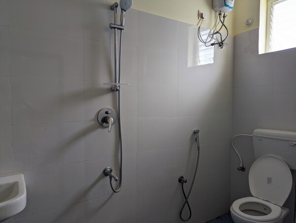 1st Floor 3-bedroom Beachfront Apartment In Visakhapatnam With Ac, Wifi - Visakhapatnam