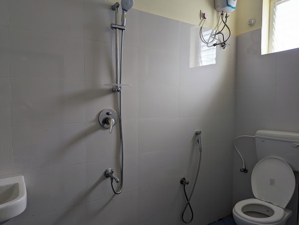 1st Floor 3-bedroom Beachfront Apartment In Visakhapatnam With Ac, Wifi - Visakhapatnam