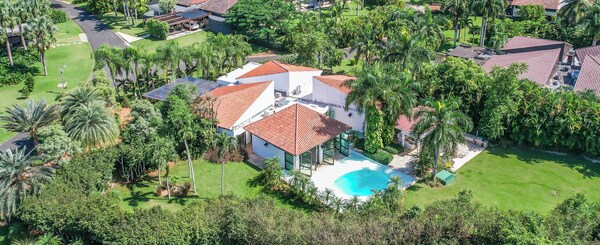 Lion Quay House, Fine Art & Luxury In The Caribbean's Finest Exclusive Resort - La Romana
