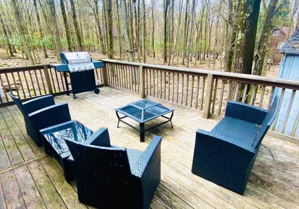 Charming 3-bedroom Mountain Getaway Perfectly Located In Desirable Lake Harmony. - Lake Harmony, PA