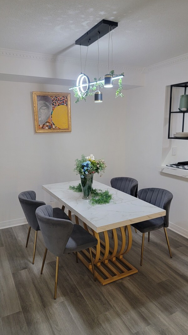 2 Bed + Den , 2 Bath Spacious Condo Near Square One - Brampton