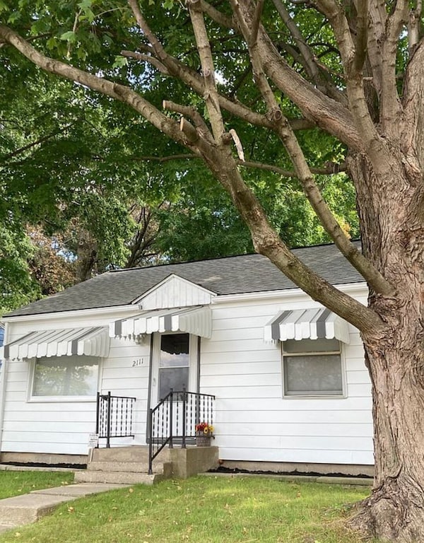 2 Bedroom 1 Bath House, With A Full Finished Basement. Modern And Clean. - Lafayette