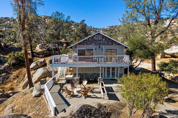 Lakeside Paradise Clam Getaway- Hot Tub, Fire Pit, Lake Views, Games - Lake Isabella, CA