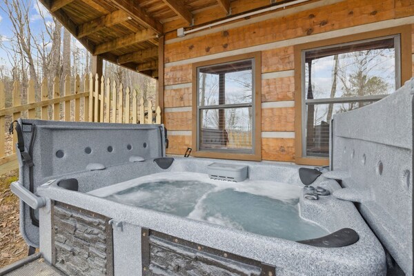Secluded Cubs Den Retreat In Wears Valley  Sleeps 10, Hot Tub, Pool Table, Dog-friendly - Townsend, TN