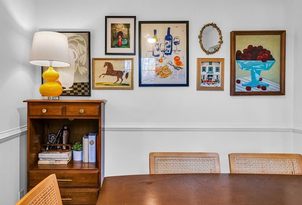 College Town Cottage - Illinois