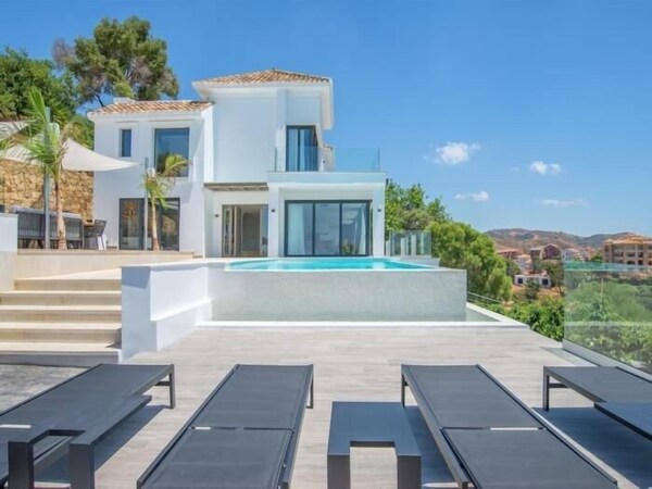 Sunrise Villa Marbella 7bedrooms Budget Holidays - Marbella