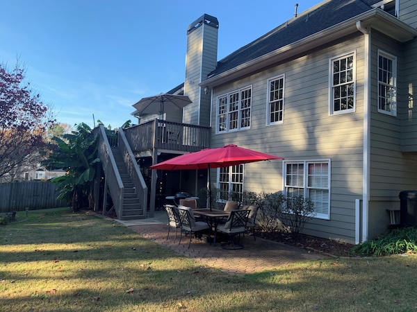 Spacious Large Family Home- Pet Friendly With Large Fenced Yard! - Kennesaw, GA