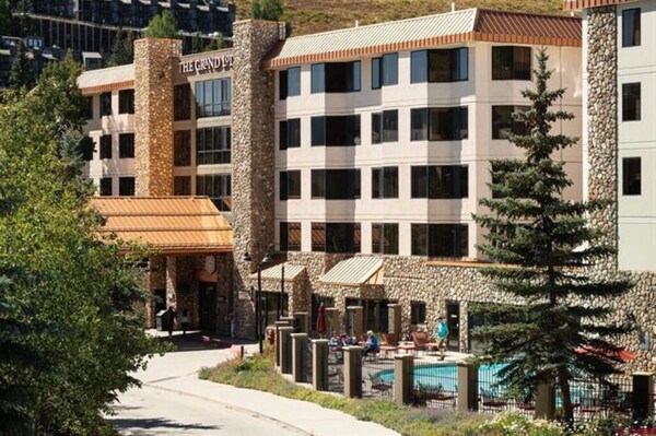 Cozy 1-bedroom Ski In/out Condo With Hot Tub/pool In Awesome Mt Crested Butte - Crested Butte, CO