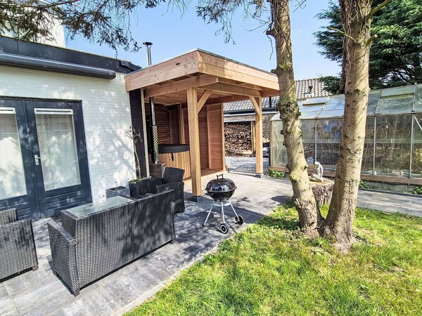 Nice Apartment For 2 People With Hot Tub, Wifi, Tv, Terrace, Pets Allowed And Parking - Goes