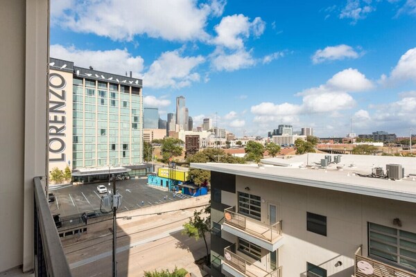 Sleek Loft Style 2br I Gym I Parking I Workspace - Dallas, TX