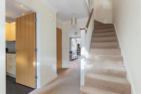 Spacious 4bed House Redhill Train Station - Redhill