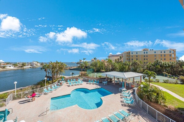 Prime Beach Stay | Sea Views & Charm - St. Pete Beach, FL