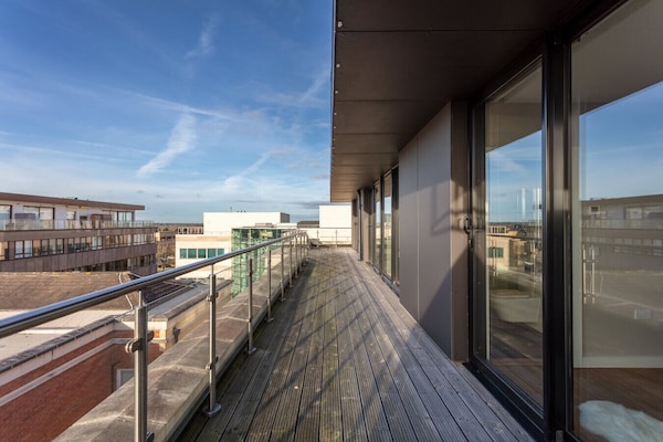 Stunning Penthouse City Centre Large Balcony Private Parking Smart Tvs - Milton Keynes