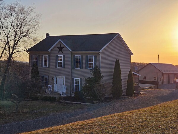 Modern Farmhouse, Country Getaway, Christmas Tree Farm,beautiful Views & Hot Tub - Pennsylvania