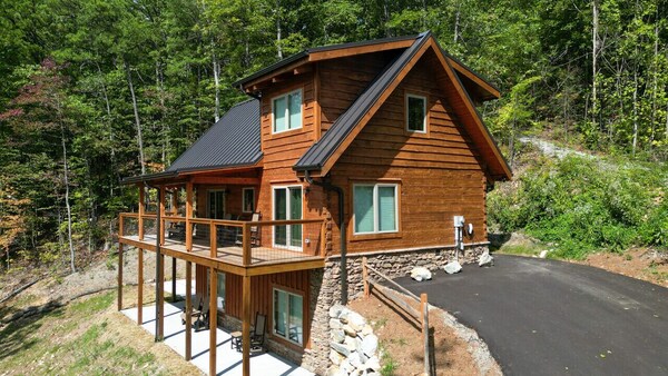 3 Bed | 4 Bath Mountain Escape In Wears Valley - Townsend, TN