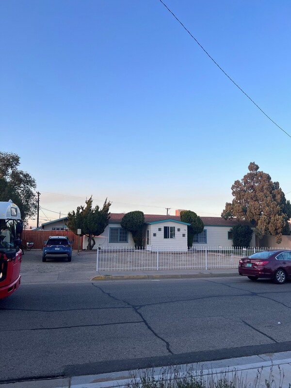 Cozy Furnished Room- 5min Walk To Unm Hospital - Albuquerque, NM
