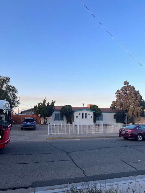 Cozy Furnished Room- 5min Walk To Unm Hospital - Albuquerque, NM