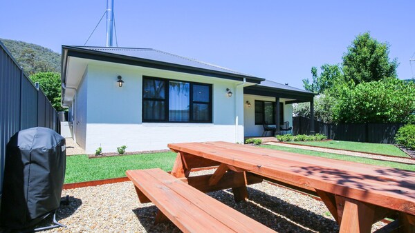 Manning Retreat - Your Family Haven On Gavan St - Bright