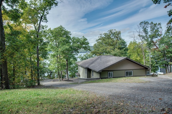Large, Lakefront Home And Guesthouse On The South East Side Of Seneca Lake. - Dundee, NY