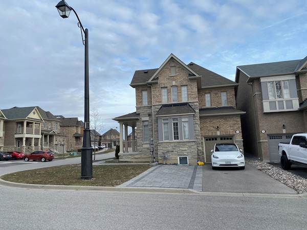 Adorable Ajax House For Rent - Ajax