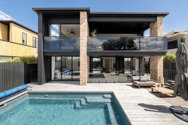 Luxurious Oceanfront Family Retreat With Pool - Papamoa - Papamoa
