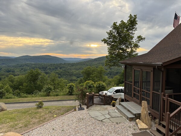 Escape To A One-of-a-kind Mountaintop Retreat With Panoramic Westerly Views - Kent, CT