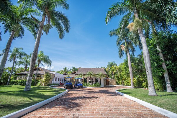 Perfect 5-bedrooms Oasis Next To Minitas Beach + Service & 2 Golf Carts Included - La Romana