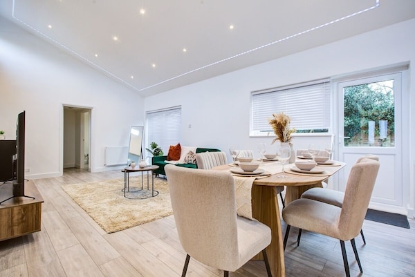Sleek & Exquisite 3 Bedroom Home - 科爾切斯特