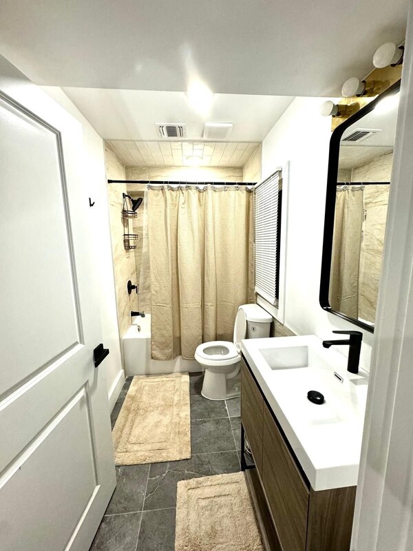 2 Bedroom Apartment In At Nj/nyc/ewr/sec 1 Bathroom. Sitting Room And Kitchen\n - Montclair, NJ