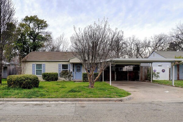 Relax, Snap, And Stream In Style.  Spacious 4 King Bed Room W/game Room. - Lake Worth, TX