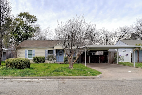 Relax, Snap, And Stream In Style. Spacious 4 King Bed Room W/game Room. - Lake Worth, TX