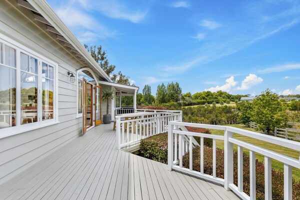 Riverview Homestead - Luxury Villa - Pool + Spa - Auckland