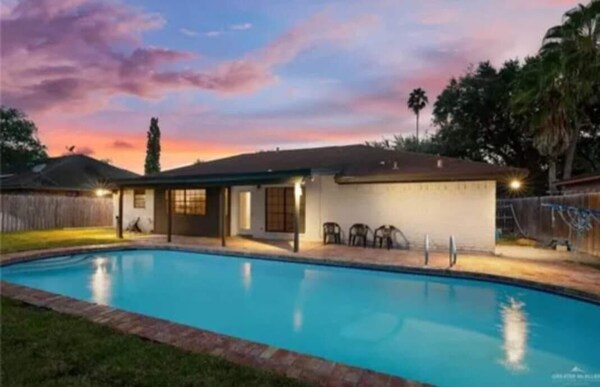 Charming 3-bedroom House In Lovely Mcallen With Ac, Wifi, Swimming Pool. - Mission, TX