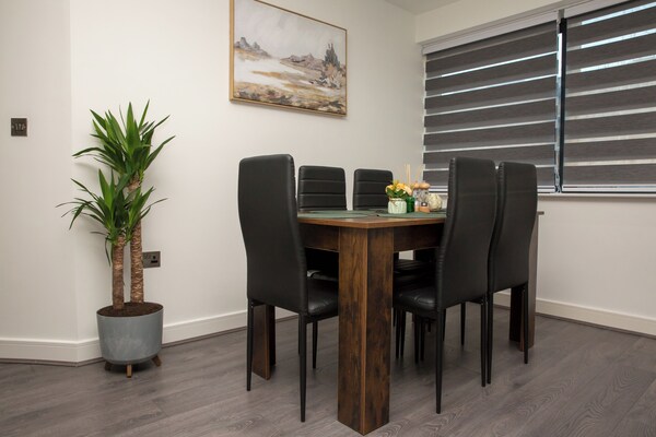 2 Bed Luxury Modern Apartment/ Close To Birmingham Central/ Free On Road Parking - Warwickshire