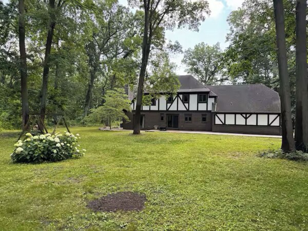 Relax With The Whole Family, Peaceful And In The Woods On 6 Beautiful Acres. - Ligonier, IN
