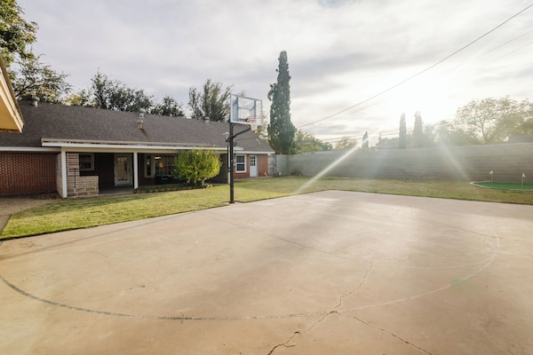 Airsinclair - Basketball, Putting Green & 55" Tv - Midland, TX